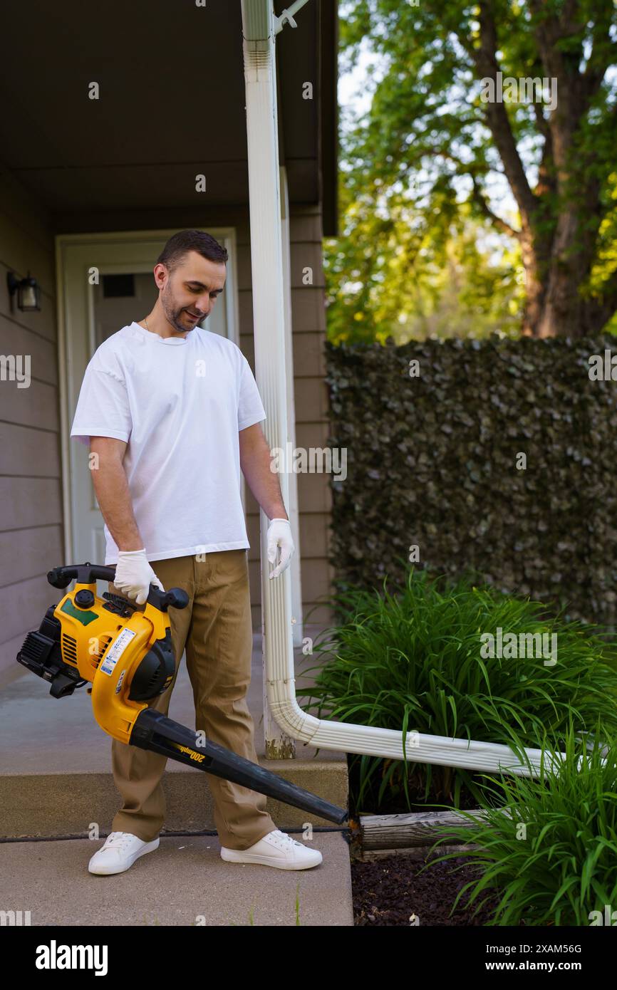 Worker using leaf blower hi-res stock photography and images - Alamy