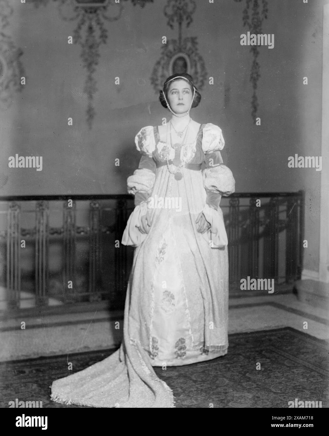 Mrs. Rob't Warwick, 1914. Shows actress Mrs. Robert Warwick (Josephine ...