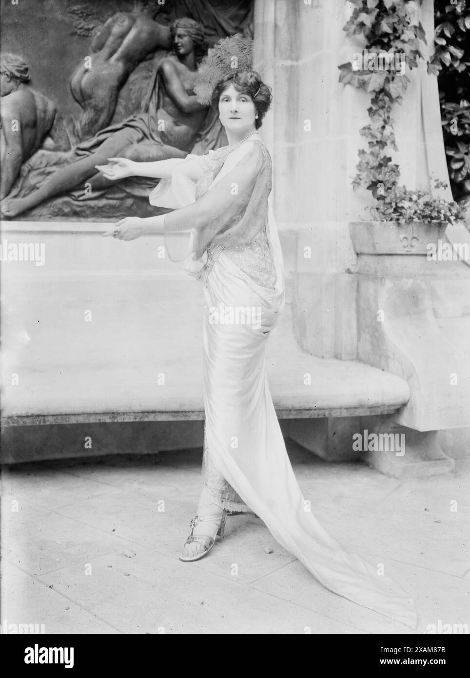 Baroness de Guestre, 1913. Shows Baroness Yele de Guestre Stock Photo ...