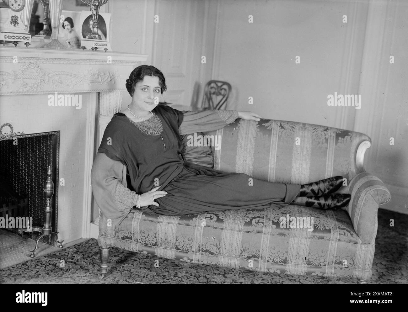 Woman sitting on couch shows hi-res stock photography and images - Alamy