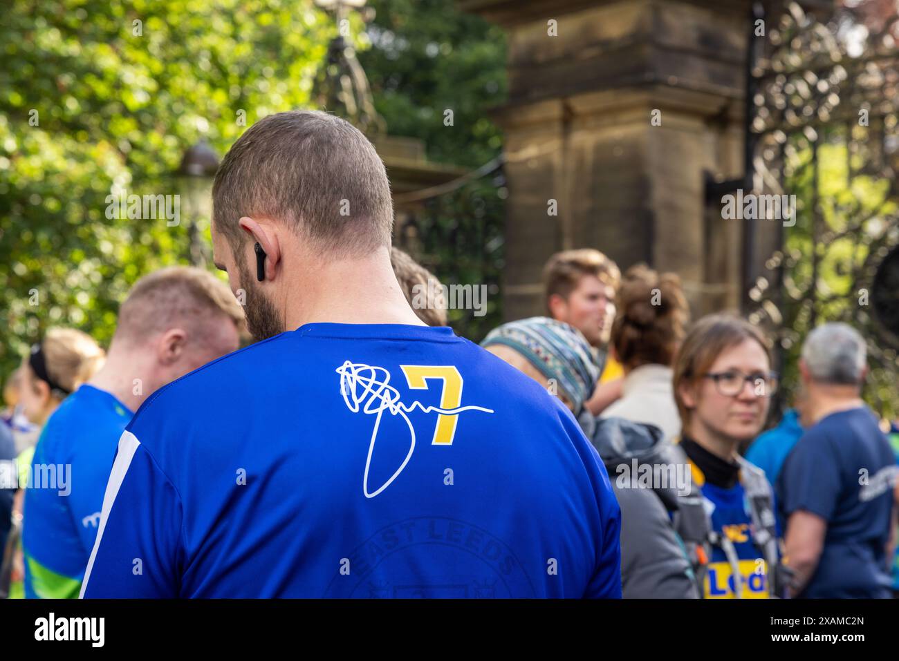 Leeds, UK. 07 JUN, 2024. Man wears Rob Burrow shirt as runners prepare ...