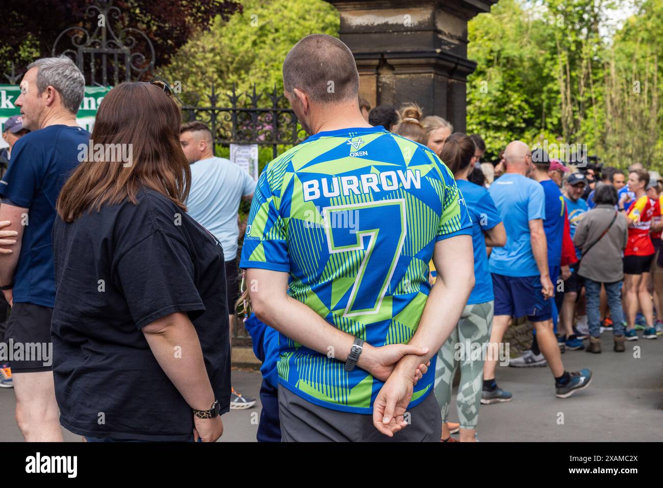Leeds, UK. 07 JUN, 2024. Man wears Rob Burrow shirt as runners prepare ...