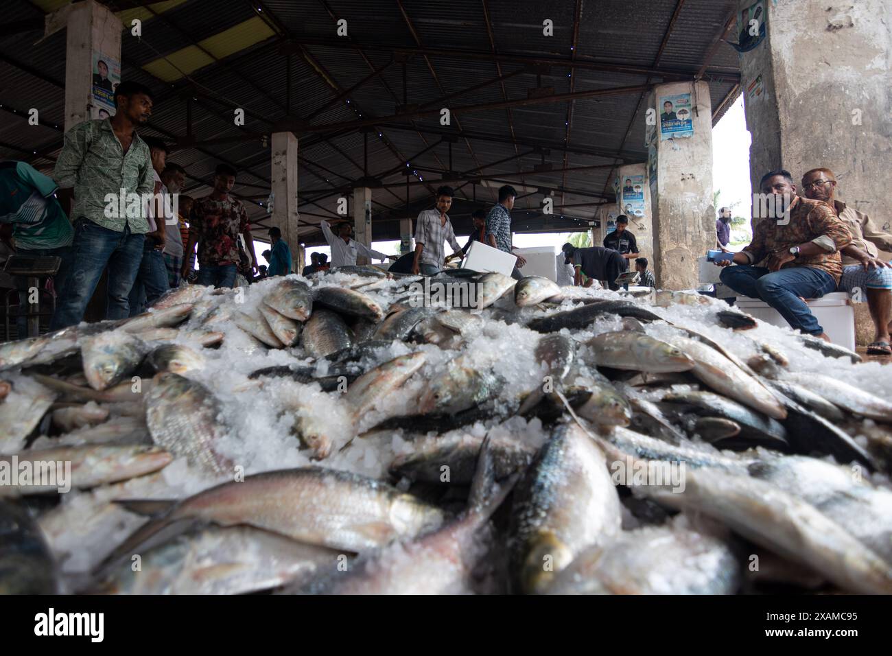 Fish market coxs bazar bangladesh hi-res stock photography and images ...