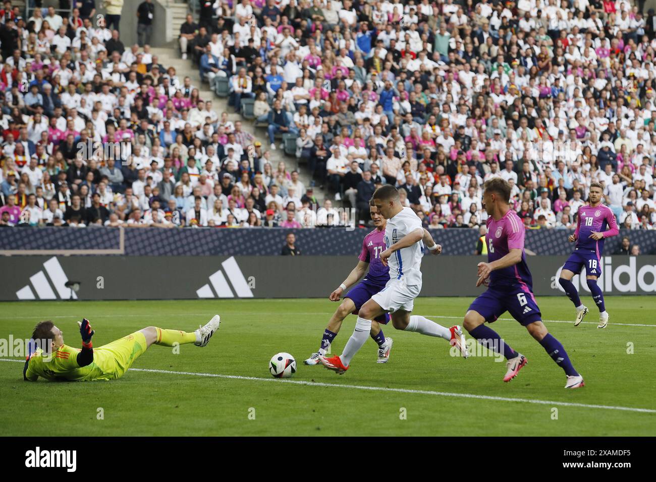 MONCHENGLADBACH - (l-r) Germany goalkeeper Manuel Neuer, Florian Wirtz ...