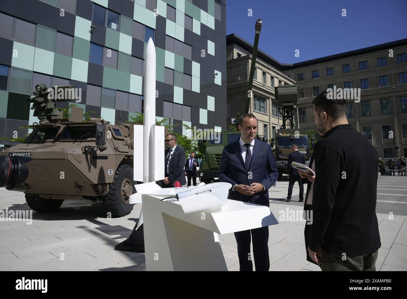 Paris 2024 vehicle hi-res stock photography and images - Alamy