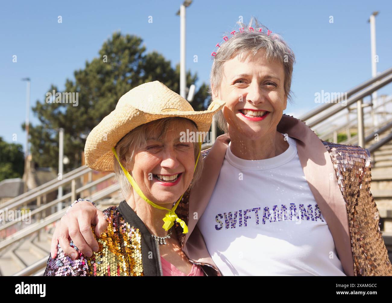 Older taylor swift fans hi-res stock photography and images - Alamy