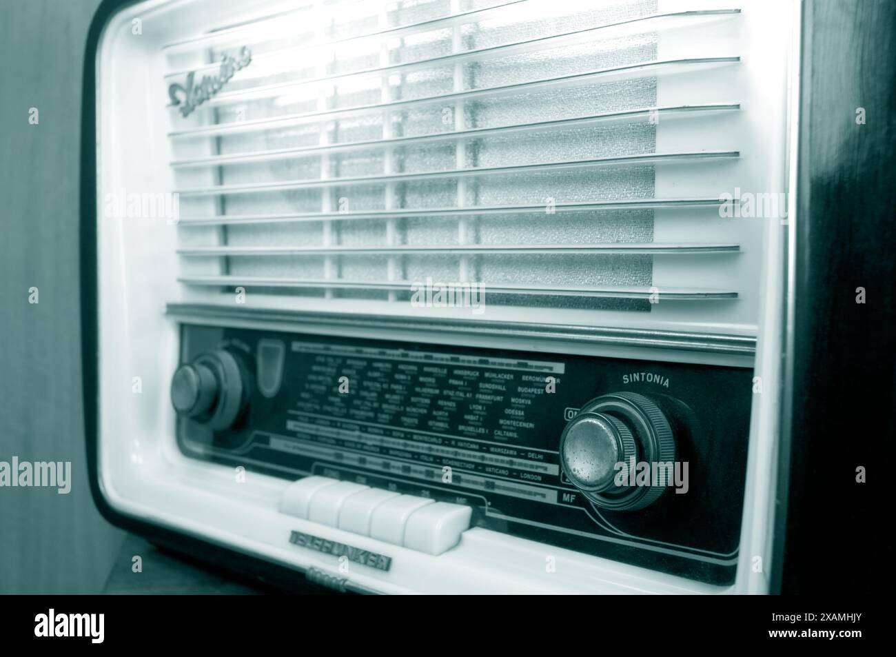 Set past radio radio hi-res stock photography and images - Alamy