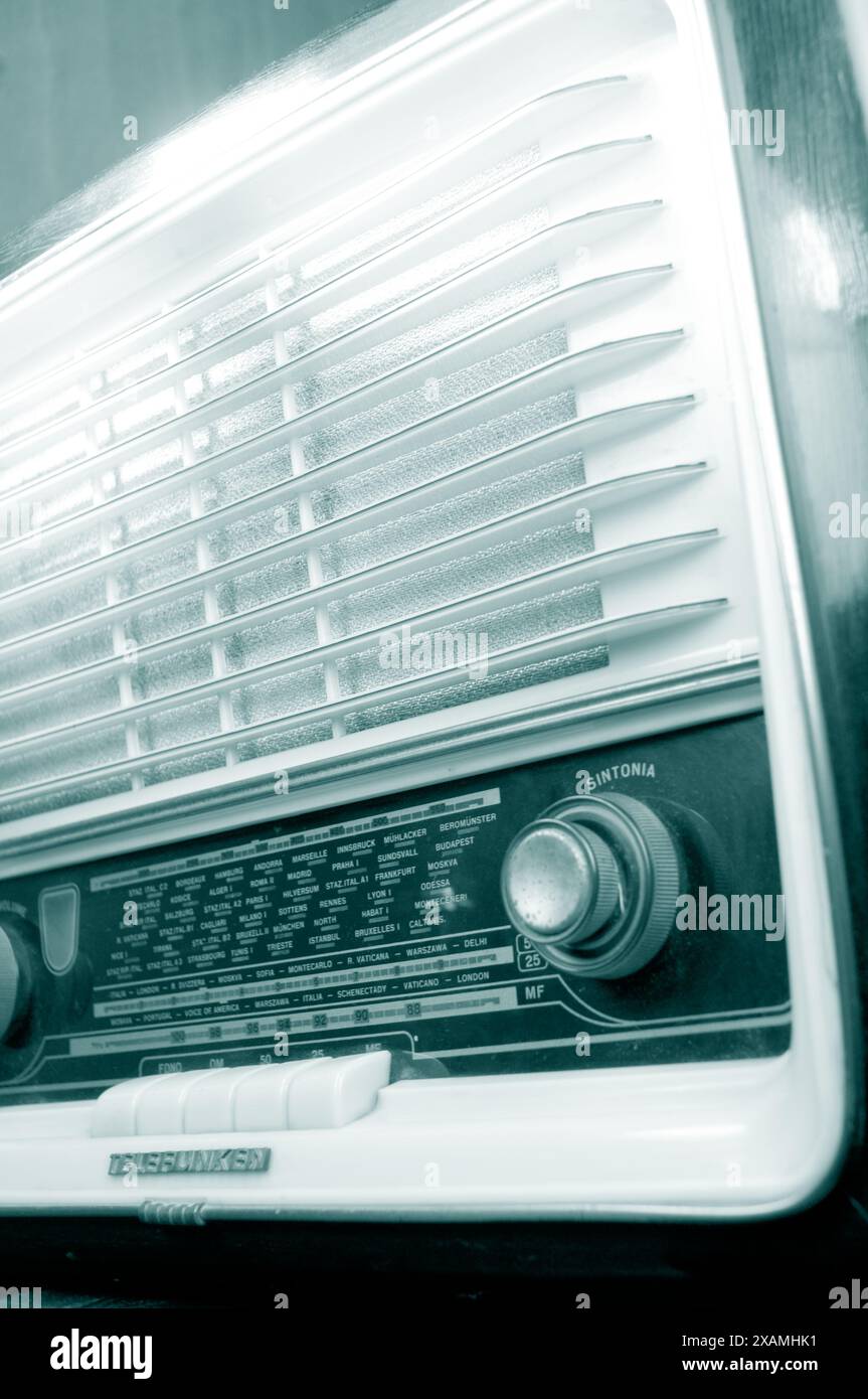 Old radio set hi-res stock photography and images - Alamy