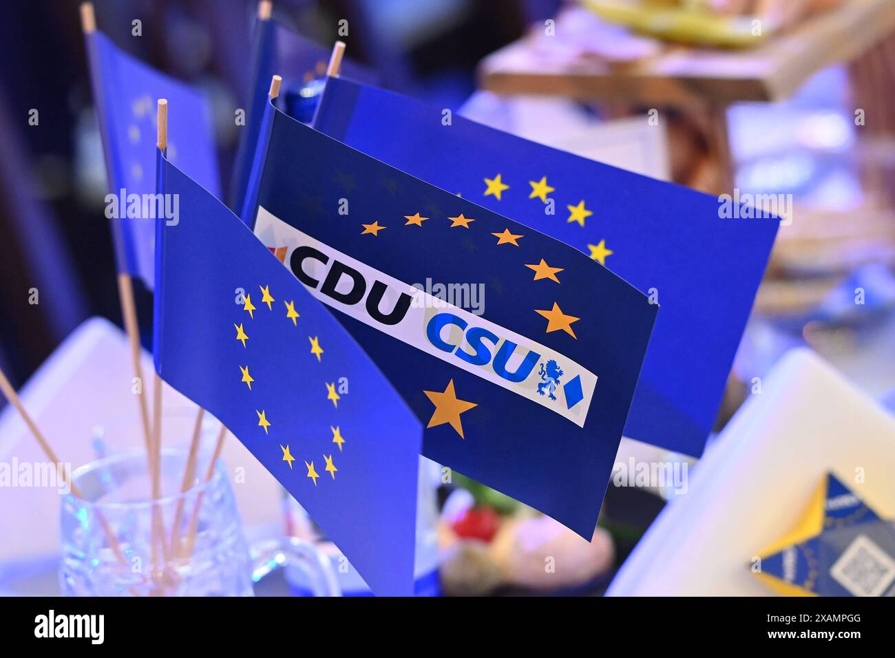 CDU CSU Faehnchen und Europaflagge. CSU-Abschlusskundgebung am 07.06. ...