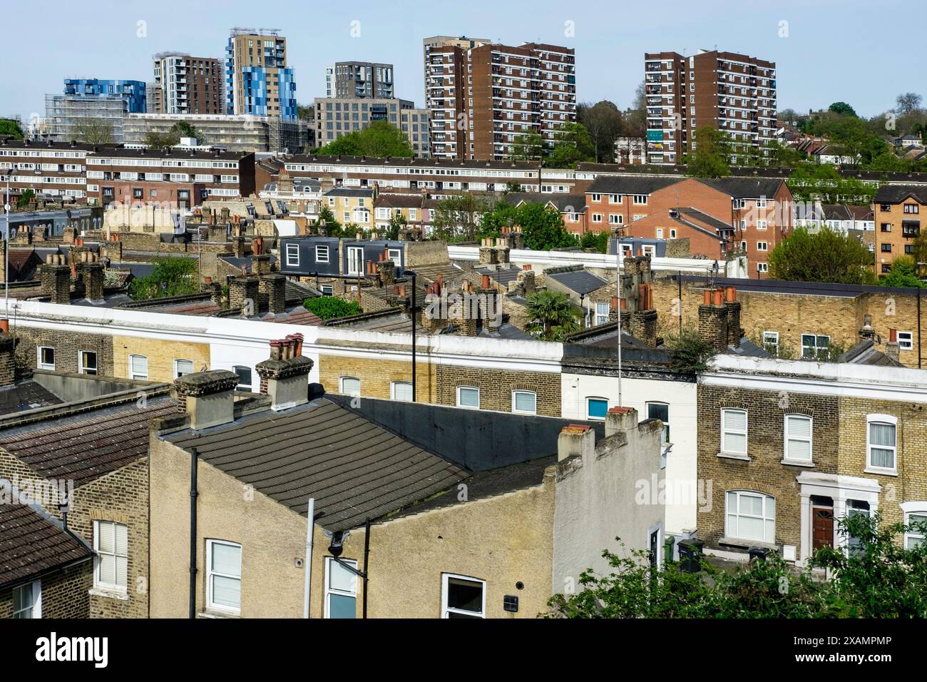 Old london flats hi-res stock photography and images - Alamy