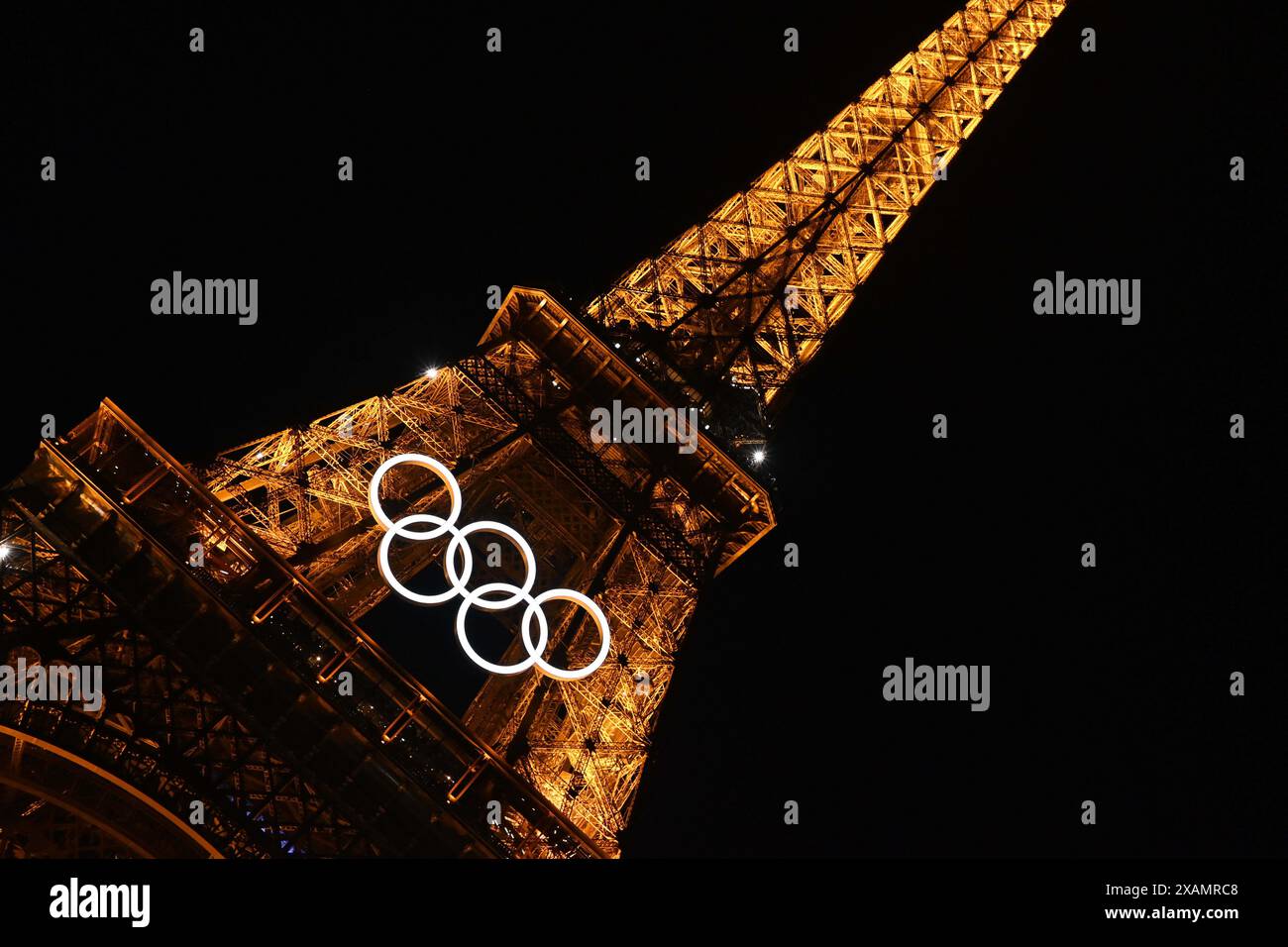PARIS, IF - 07.06.2024: OLYMPIC HOOPS ON THE EIFFEL TOWER - Olympic ...