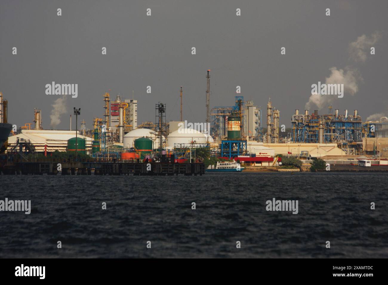 Puerto Miranda, Venezuela. 26-12-2009 View port of Pdvsa Refinery Ana ...