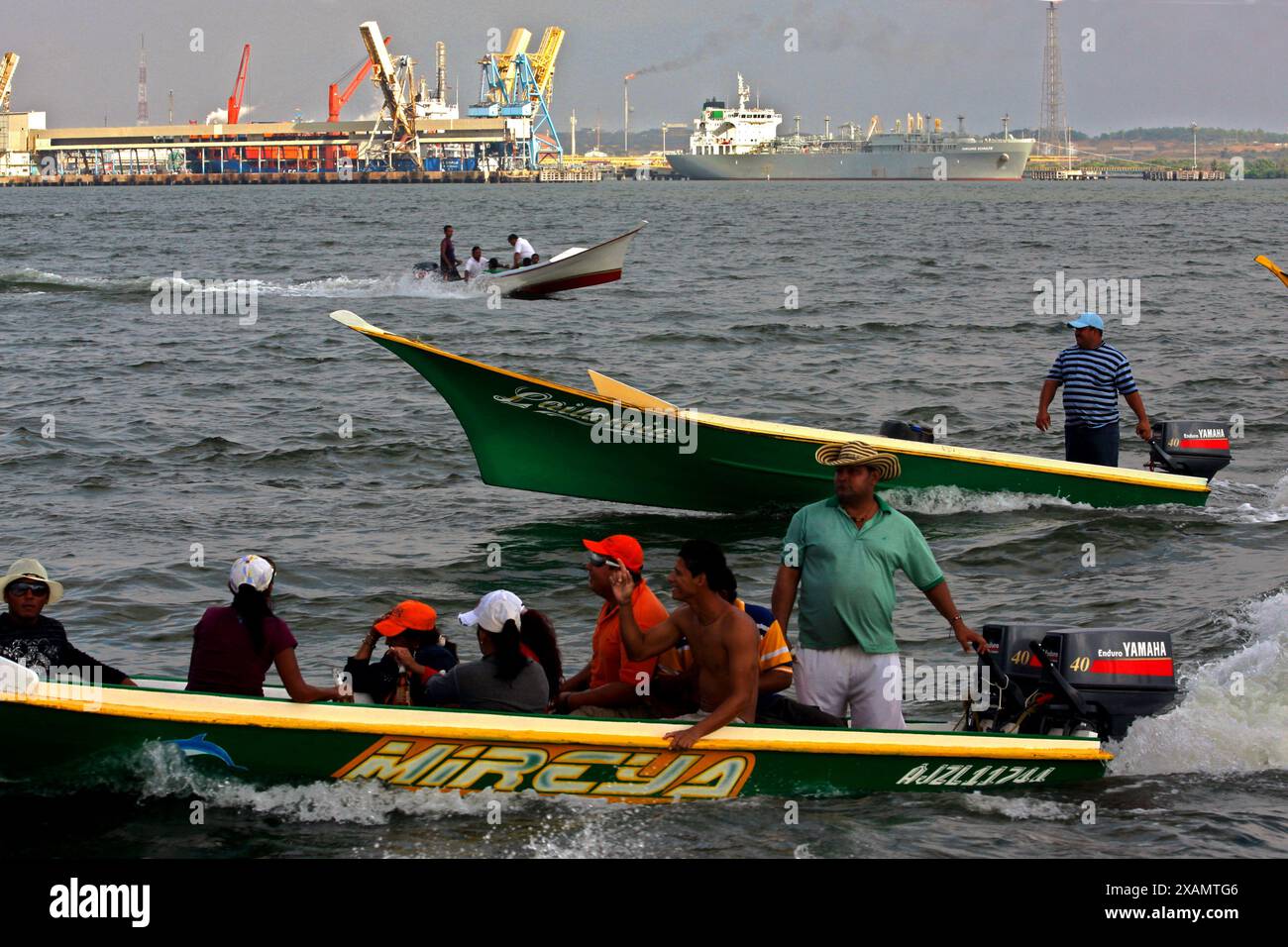 Lake Maracaibo,Venezuela.26-12-2009.Artisanal fishermen sail in their ...