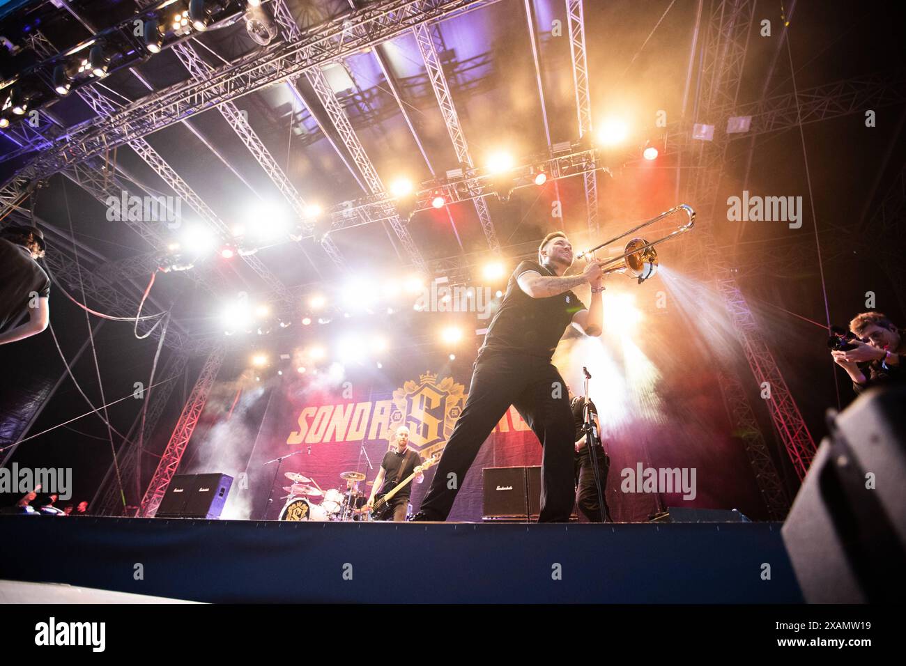 Die deutsche Ska-Punk-Band Sondaschule während ihres Auftrittes im ...