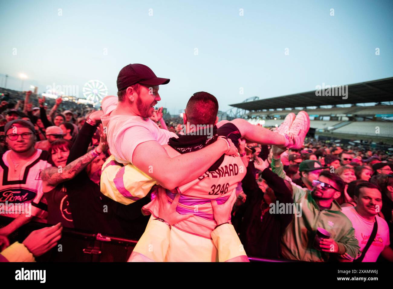 Ein Festivalbesucher wird beim Auftritt der deutschen Ska-Punk-Band ...