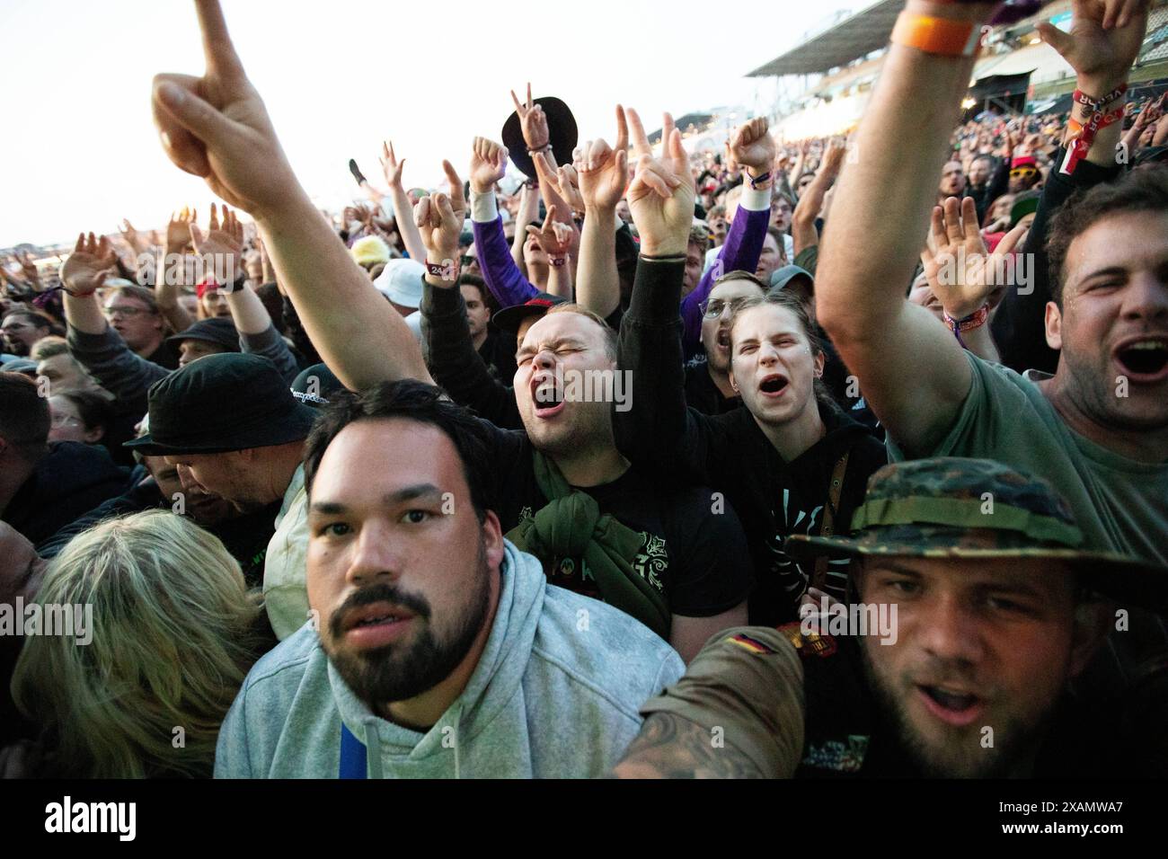 Festivalbesucher beim Auftritt der deutschen Ska-Punk-Band Sondaschule ...