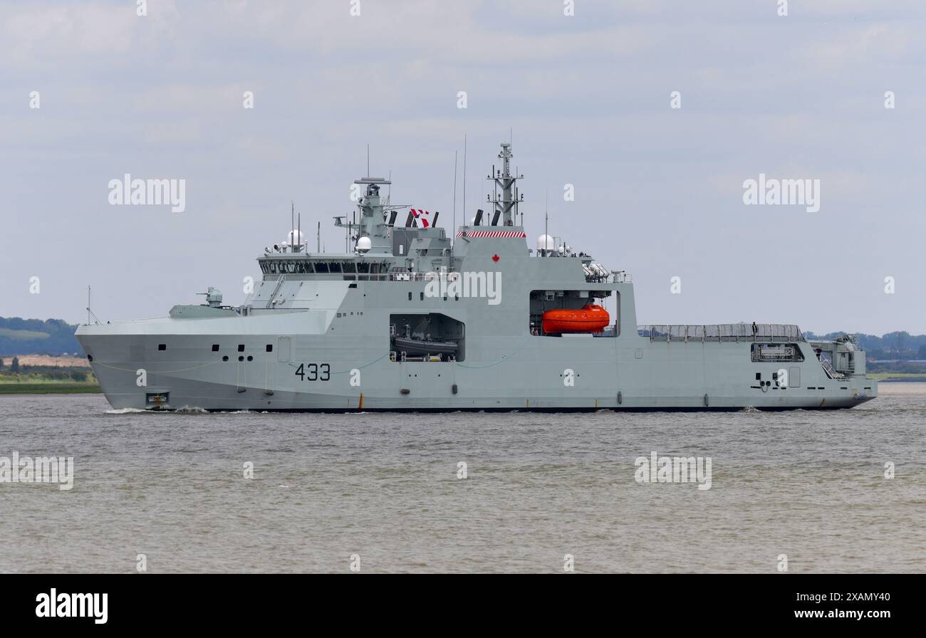 Artic offshore patrol vessel hi-res stock photography and images - Alamy