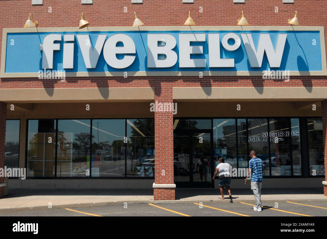 Five below store hi-res stock photography and images - Alamy