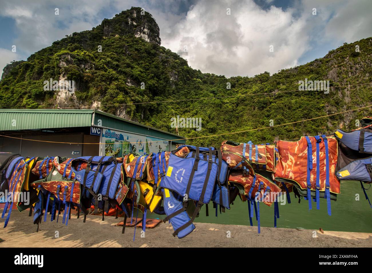 Superb boating and kayaking playground of Hang Luon Cave, Hạ Long Bay ...