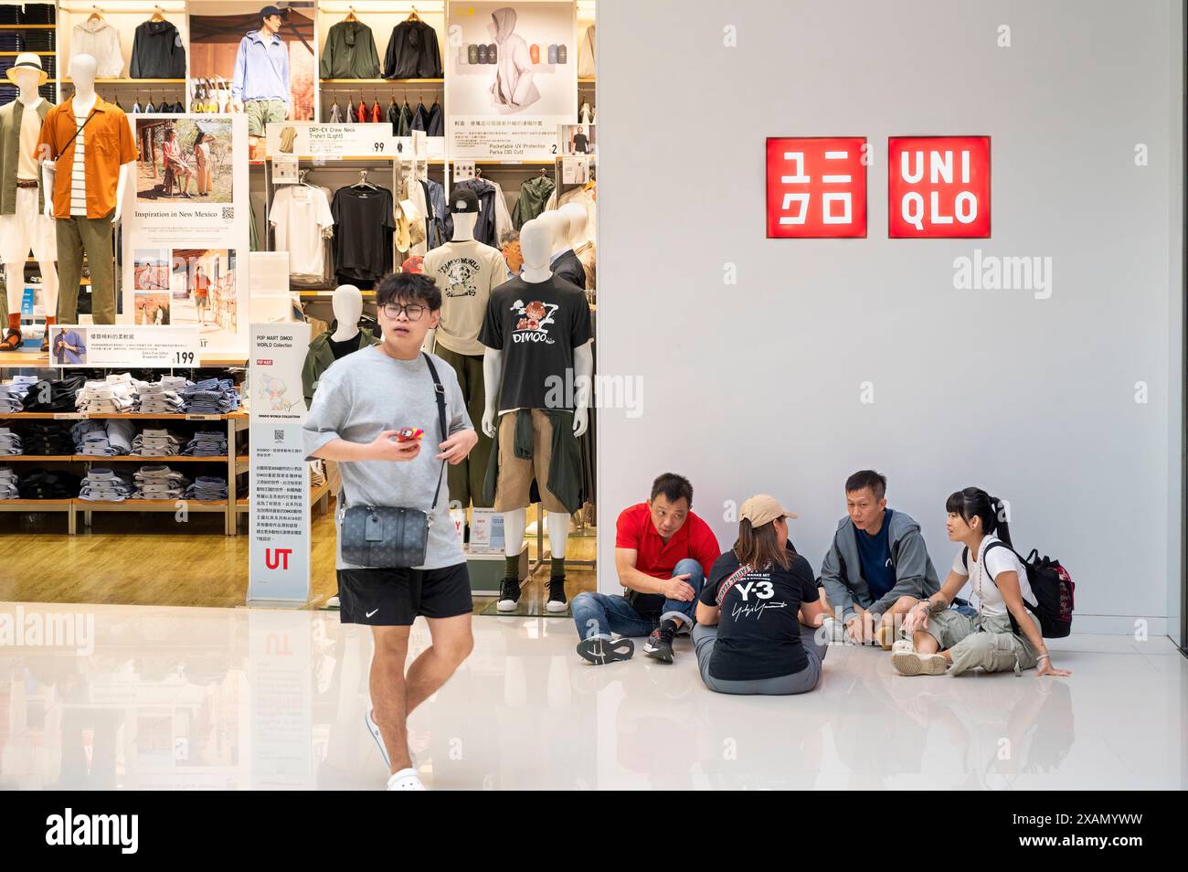 Shoppers seen japanese clothing hi-res stock photography and images - Alamy