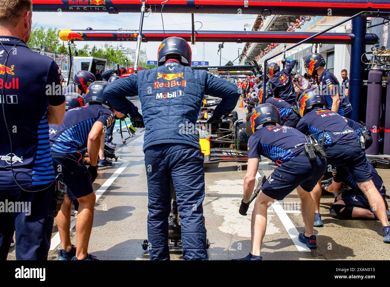 F1 pit crew hi-res stock photography and images - Alamy