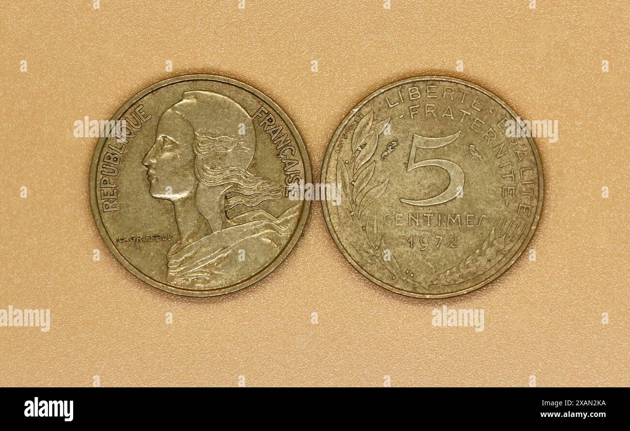 Photo close up of the reverse and obverse of a 1972 French 5 centimes ...