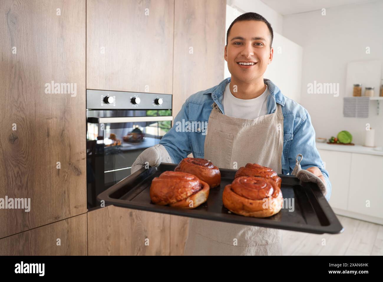 Guy holding food tray hi-res stock photography and images - Alamy