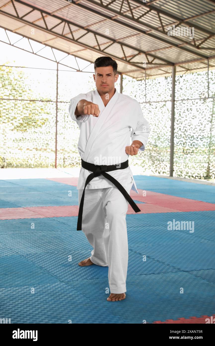 Showing moves hi-res stock photography and images - Alamy