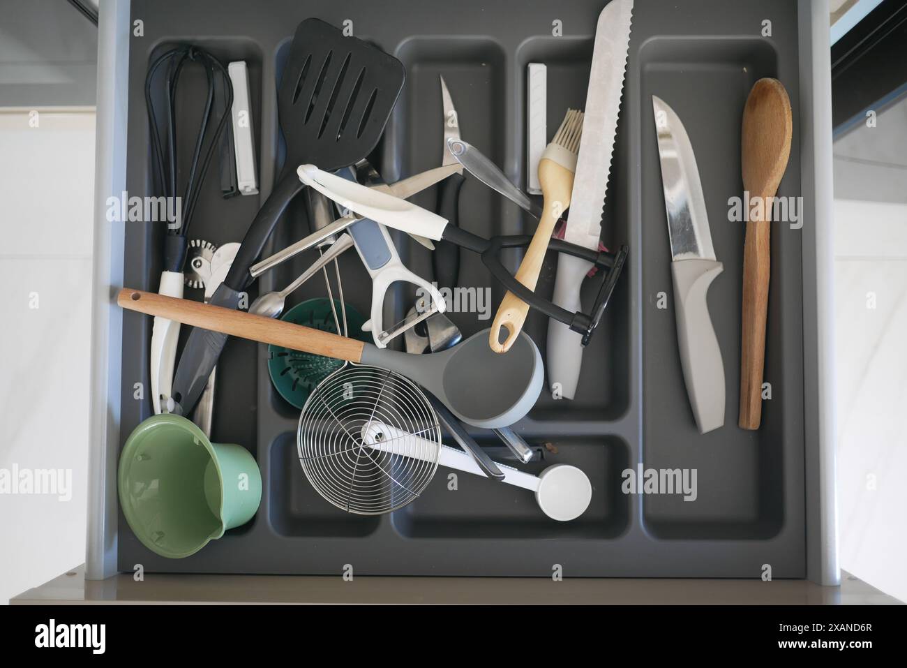 Close up of messy kitchen utensil drawer Stock Photo - Alamy