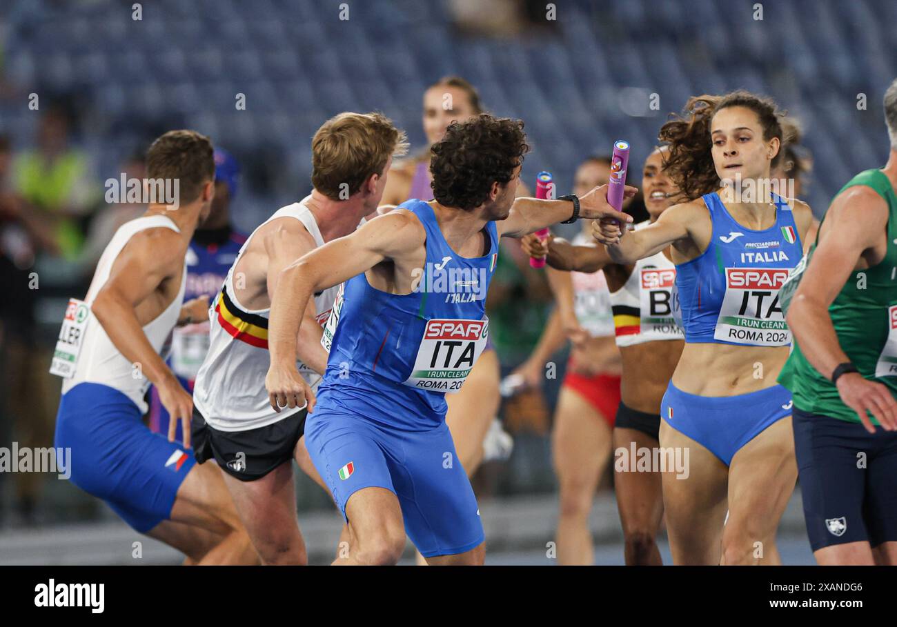 Rome, Italy. 7th June, 2024. Italy's Anna Polinari (R) passes the baton ...