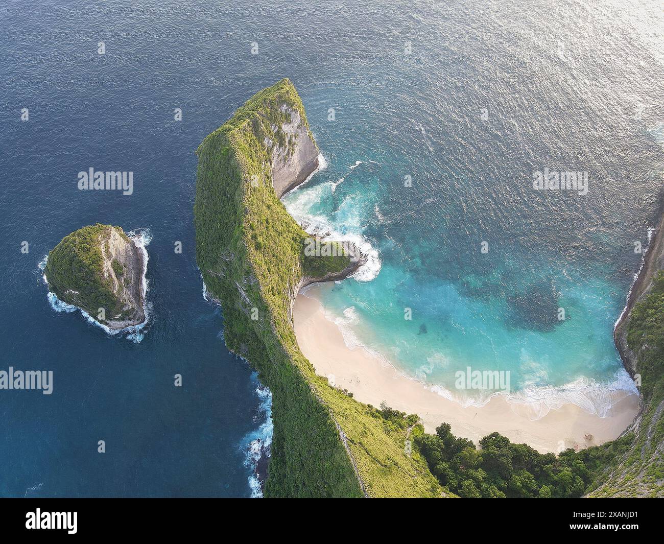 Panoramic Aerial view of Kelingking Beach in Nusa Penida island, Bali ...