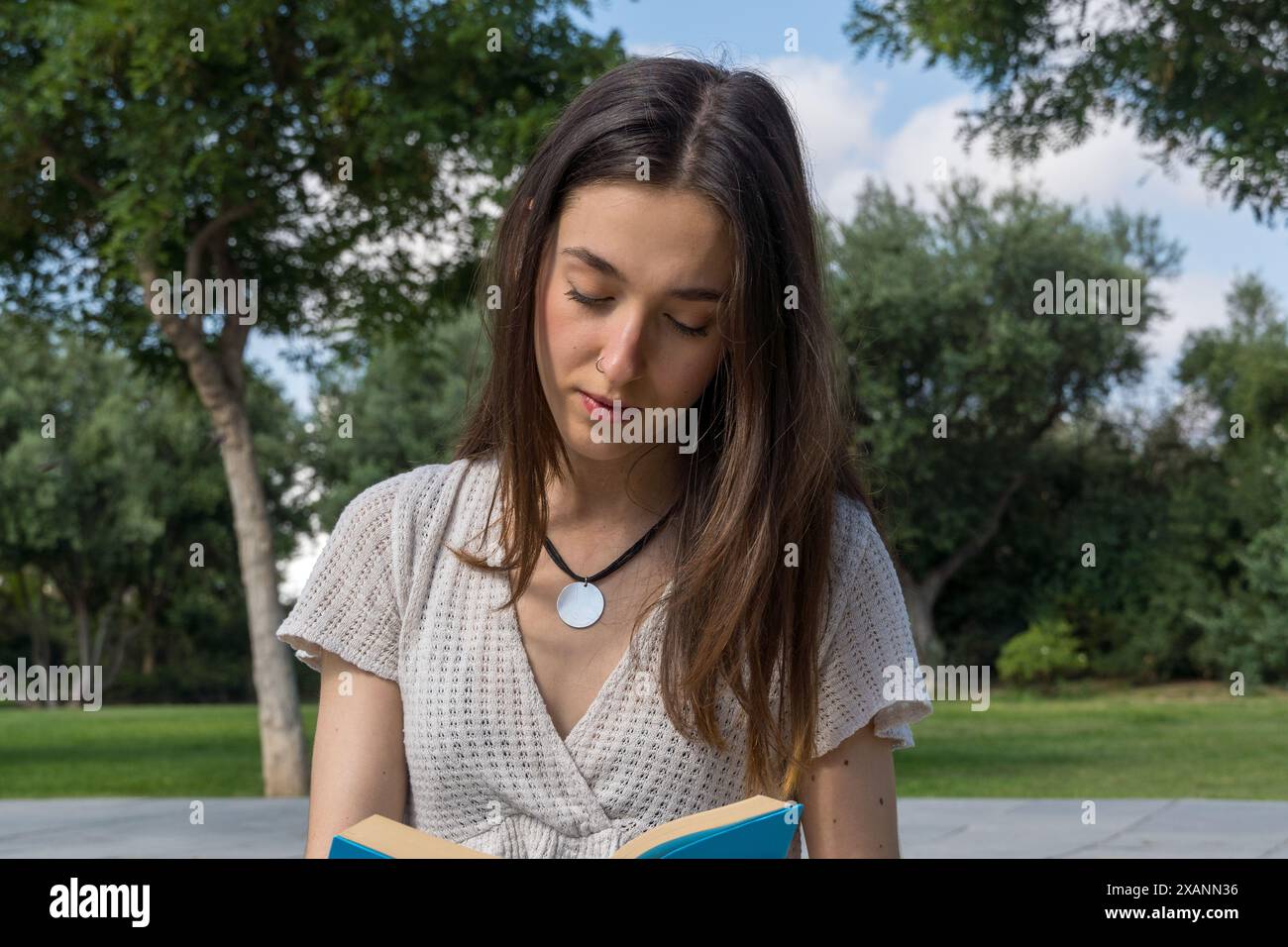 Girl on the grass reading a book hi-res stock photography and images ...