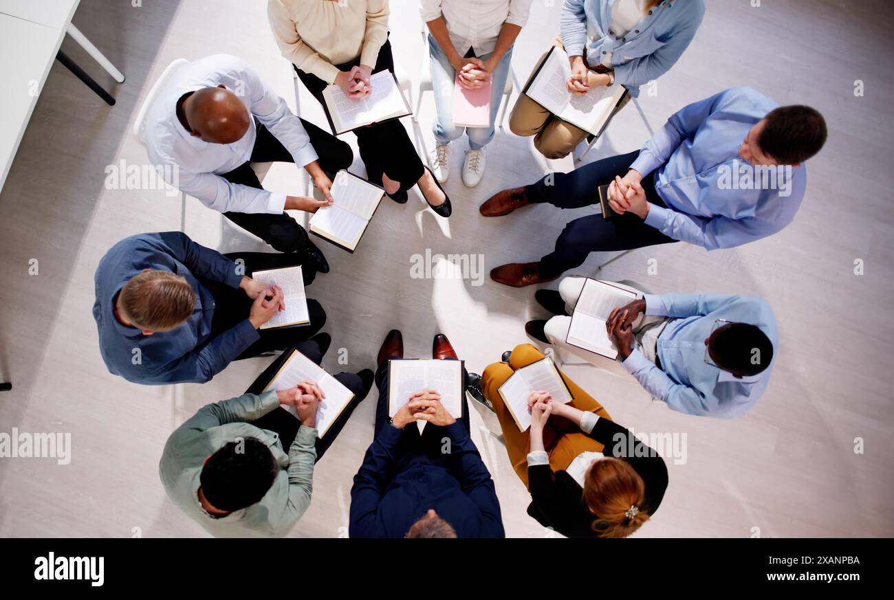 Group reading book hi-res stock photography and images - Alamy