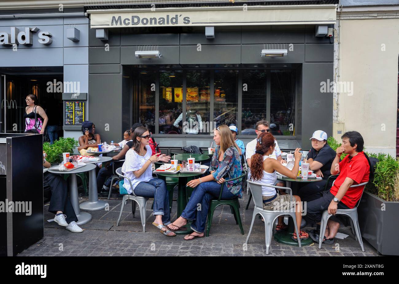 Paris, France, Crowd Young people, Sitting at Tables, on Terrace, of ...