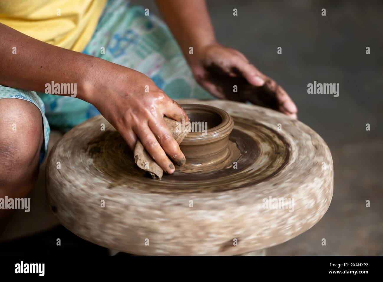 Artist sculpting from wet clay hi-res stock photography and images - Alamy