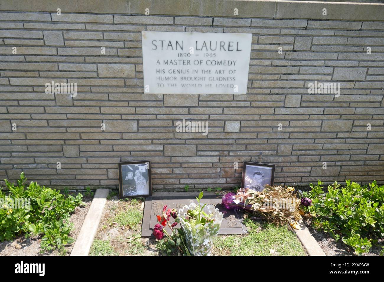 Stan laurel grave hi-res stock photography and images - Alamy