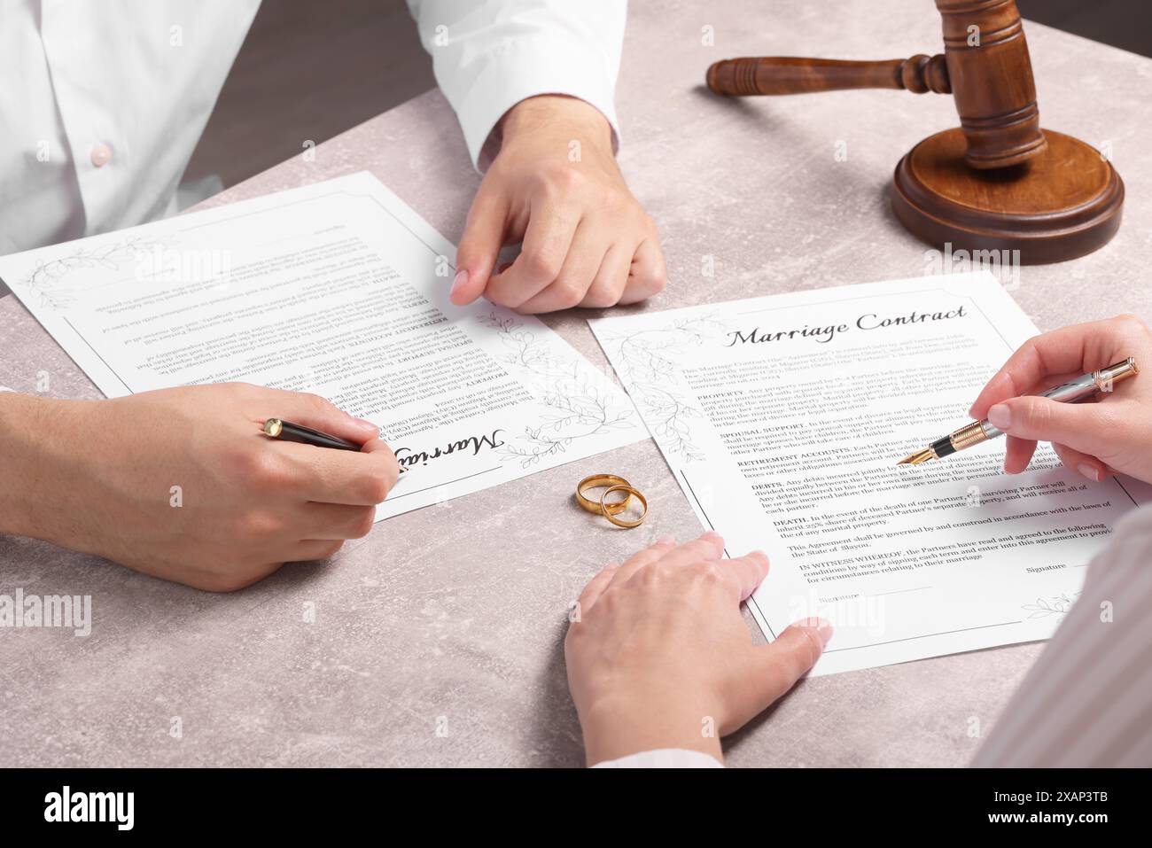 Husband wife signing contract hi-res stock photography and images - Alamy