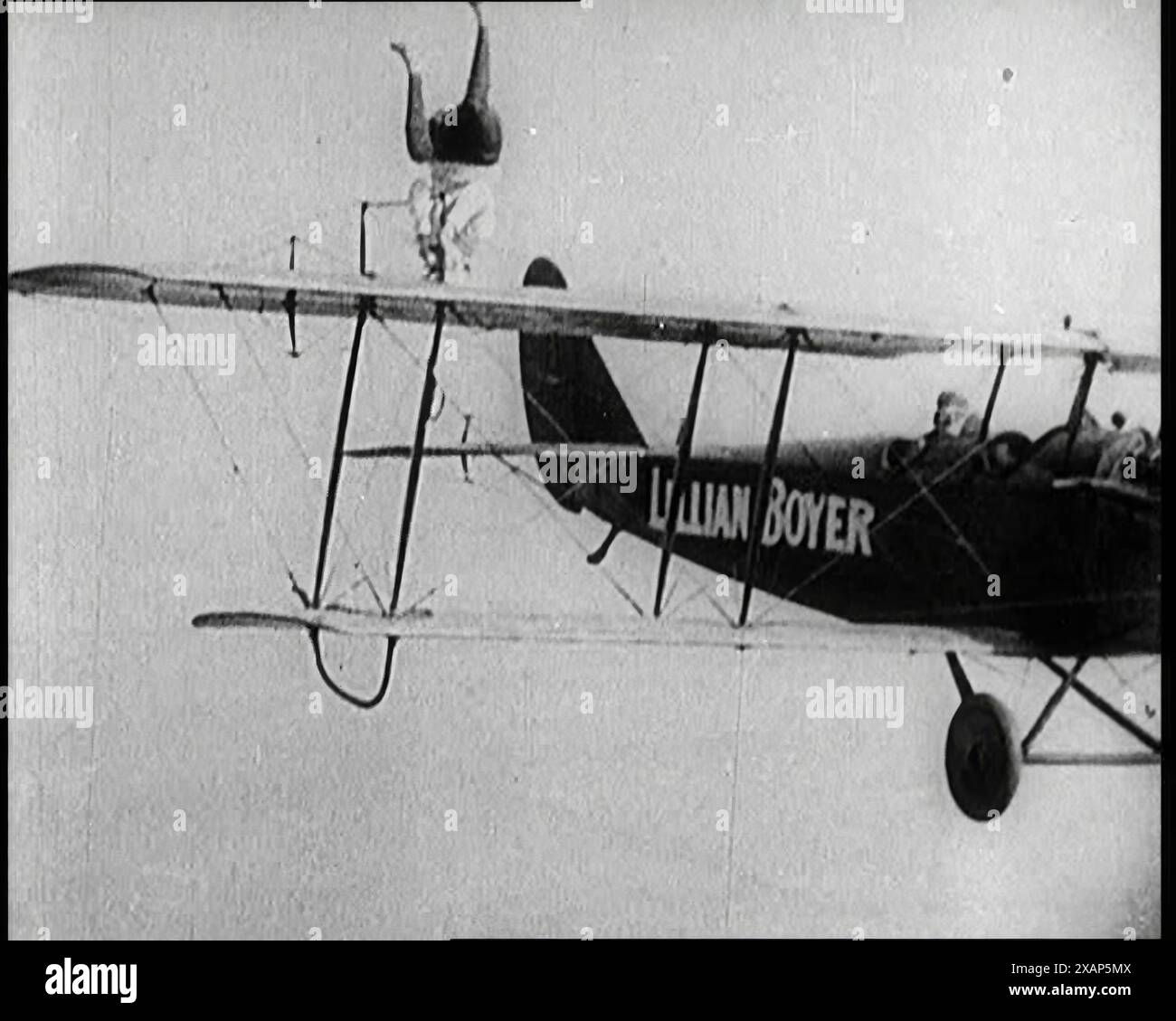 Wing walker plane 1920s hi-res stock photography and images - Alamy