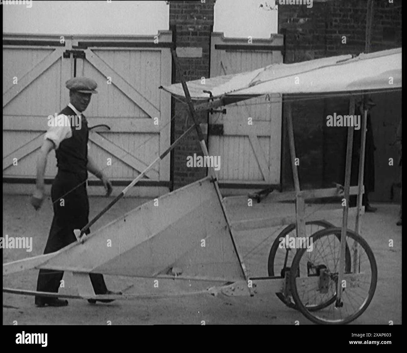 Man powered flying machine hi-res stock photography and images - Alamy