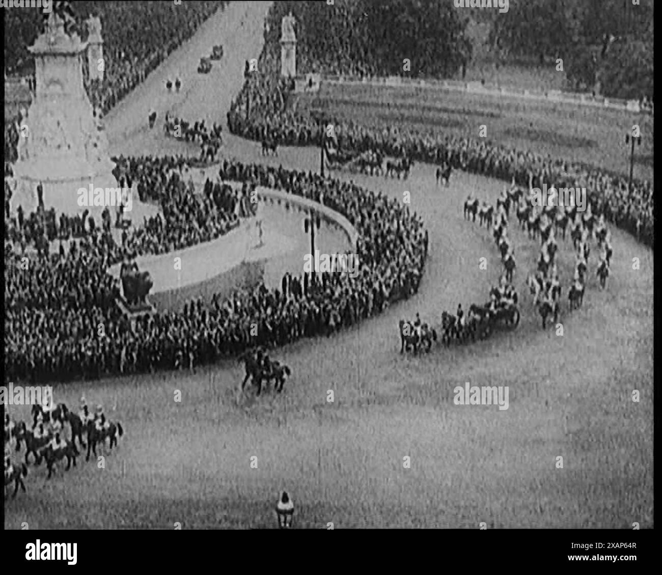 Parade Going past Crowds to Buckingham Palace, London, 1929. 'King ...