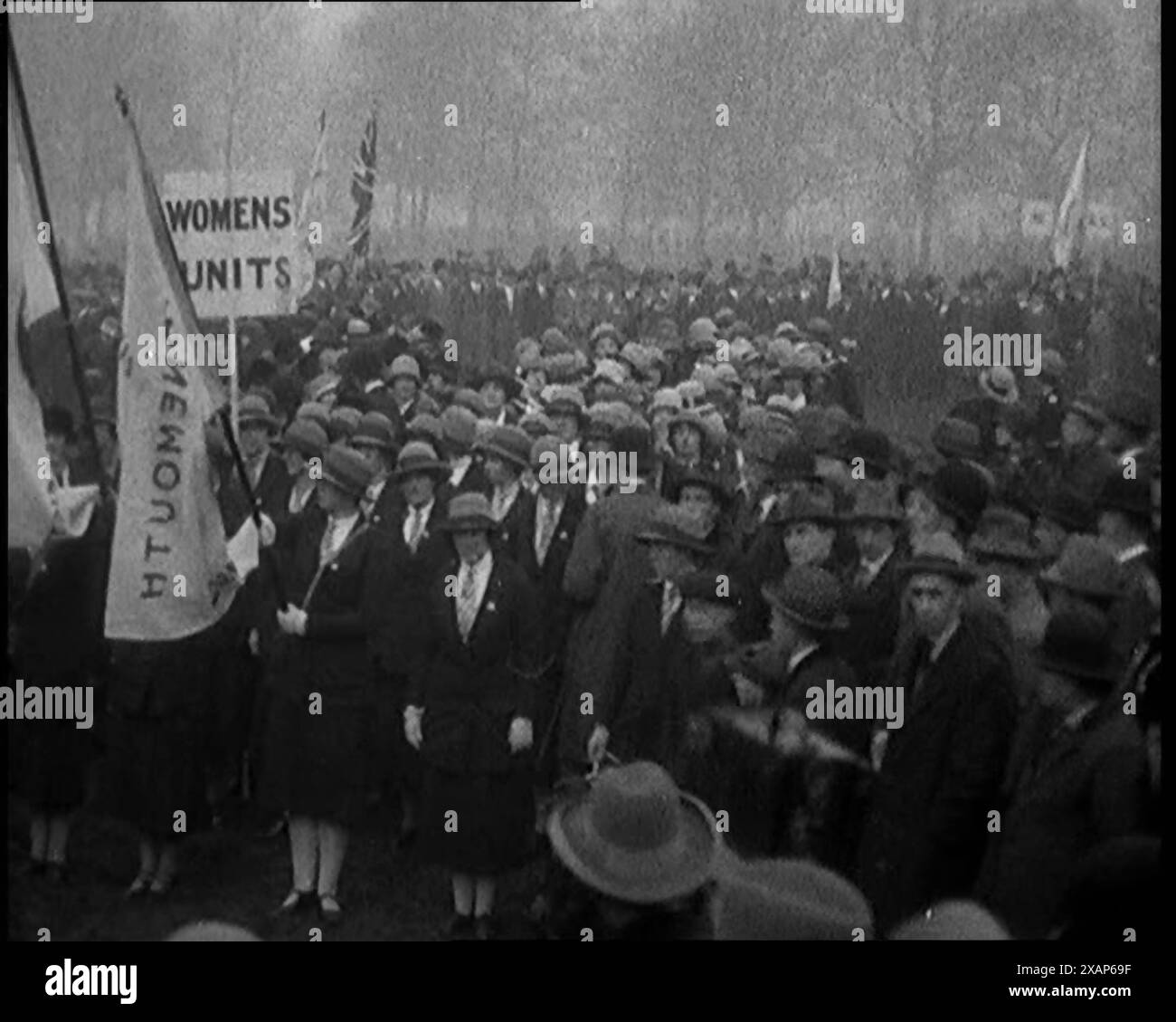 1920s crowd men women hi-res stock photography and images - Alamy
