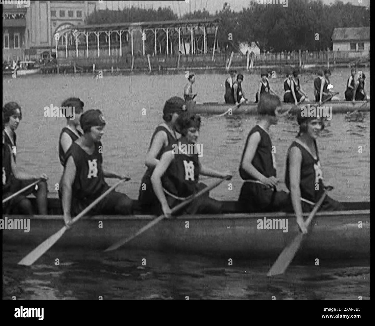 Vintage female rowing team hi-res stock photography and images - Alamy