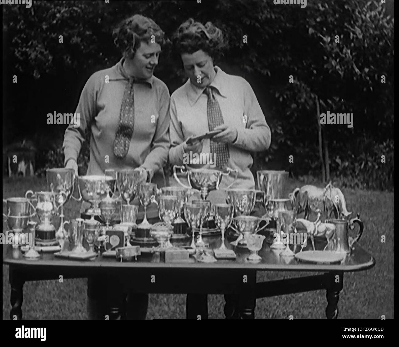 1920s women from behind hi-res stock photography and images - Alamy