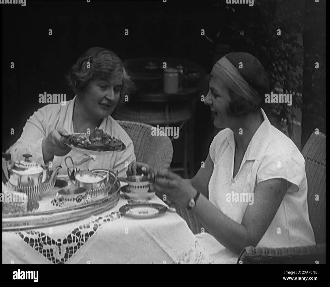 Flapper 1920 Drinking