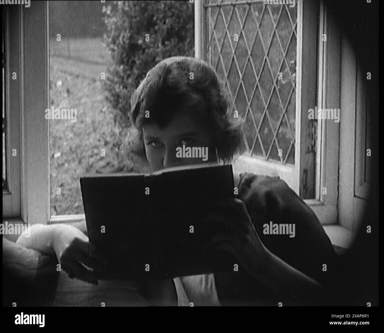 British pathe flapper hi-res stock photography and images - Alamy