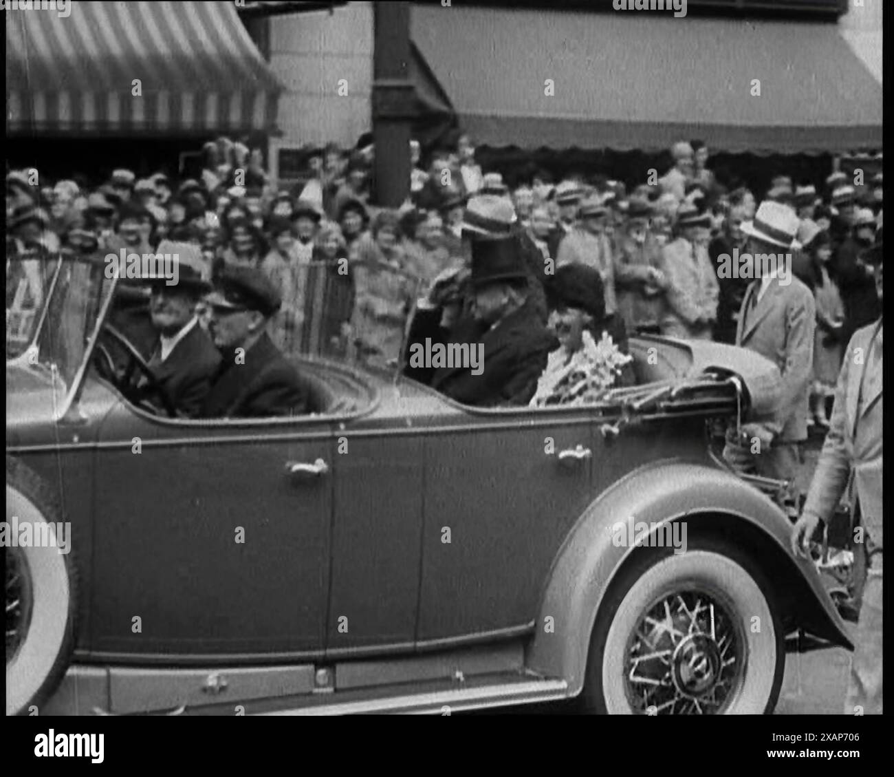 1930s woman crowd usa hi-res stock photography and images - Alamy