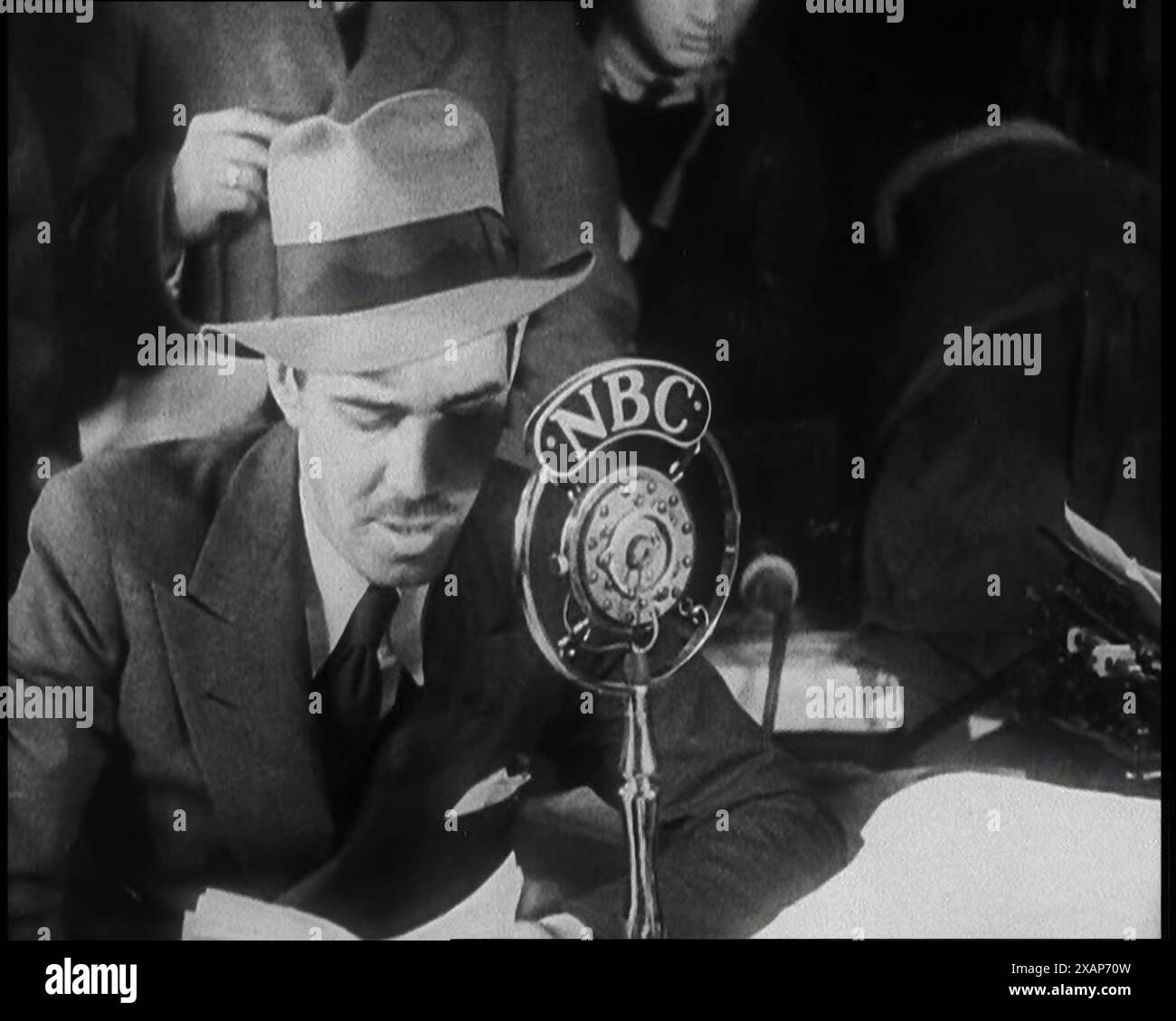 Nbc 1930s radio microphone hi-res stock photography and images - Alamy