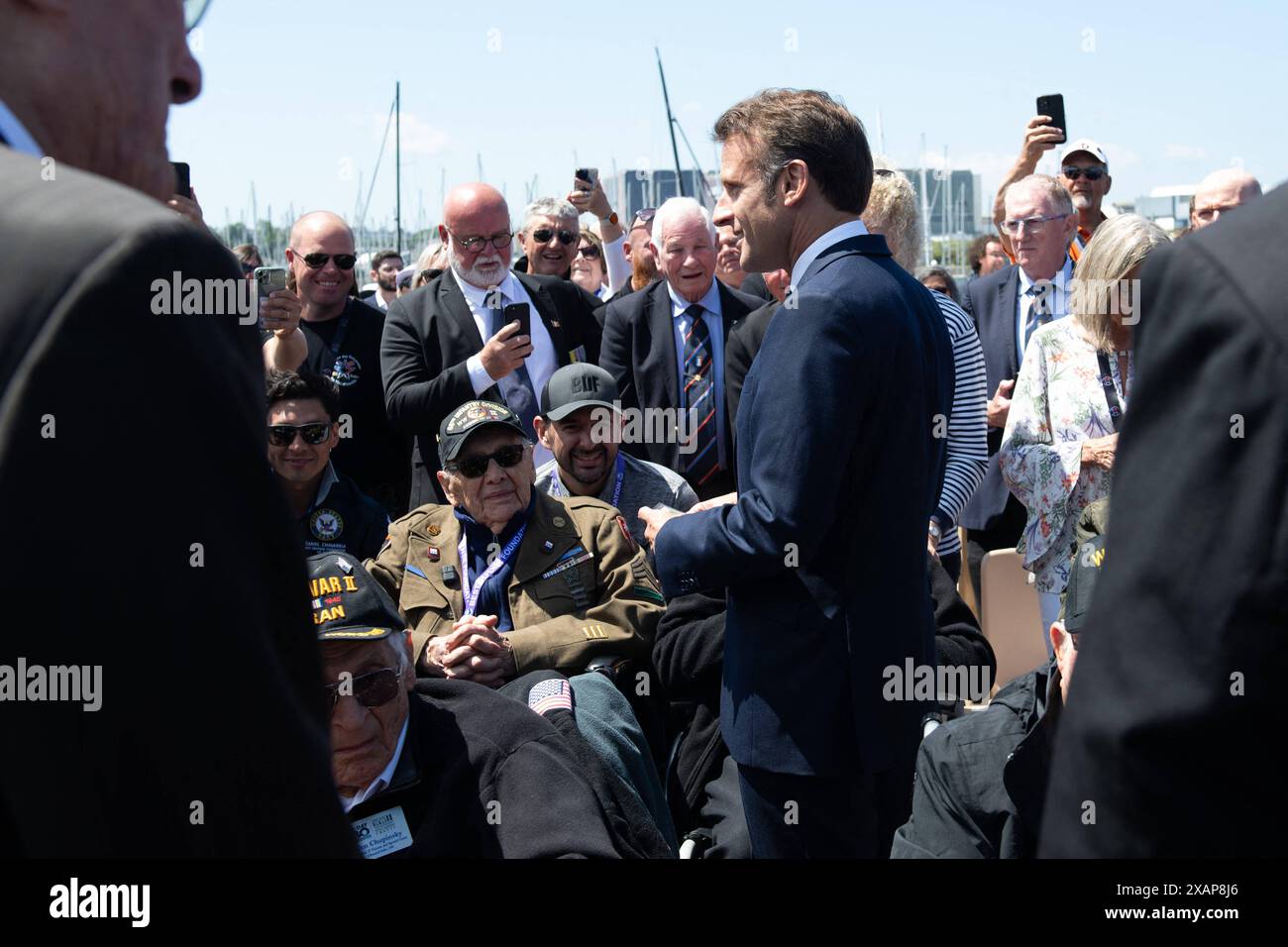 Emmanuel Macron sspeaks with french and american veteran. Commemoration ...