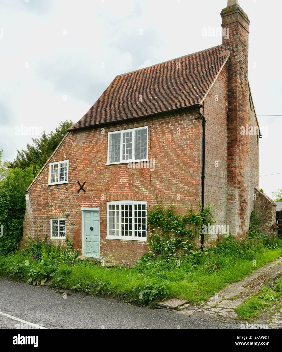 Traditional Kent Tudor period brick cottage Stock Photo - Alamy