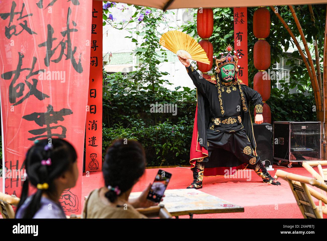 (240608) -- CHONGQING, June 8, 2024 (Xinhua) -- Tourists enjoy face ...